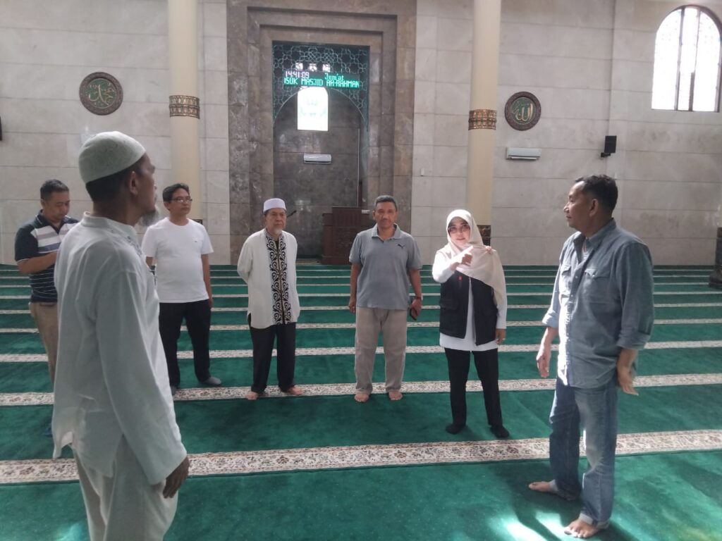 Bupati Dewi Setiani Tegur Kadis LH Terkait Sampah di Depan Masjid Agung ...